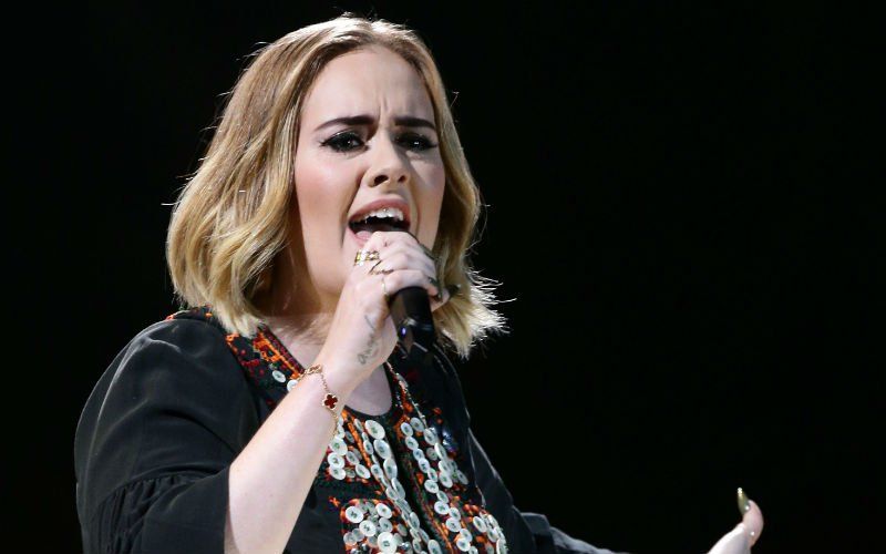 Nu ze veel kilo's kwijt is: Adele ziet er prachtig uit, haast onherkenbaar