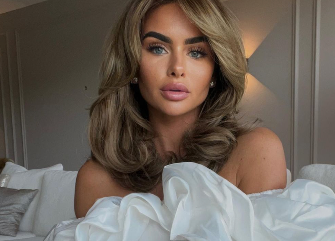 Sarah van Soelen showt inkijk in blouseje op Instagram-foto