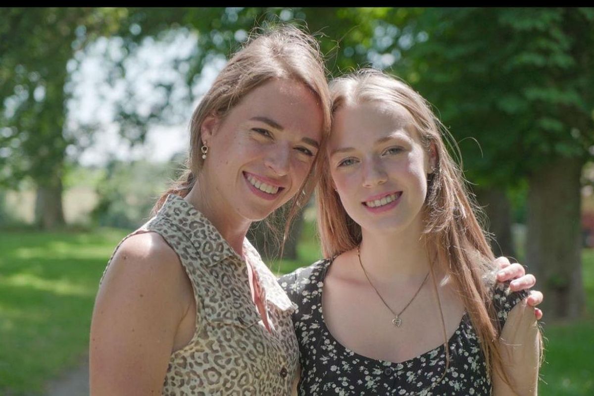 Iluna, de 17-jarige dochter van Stephanie Planckaert, heeft heuglijk ...