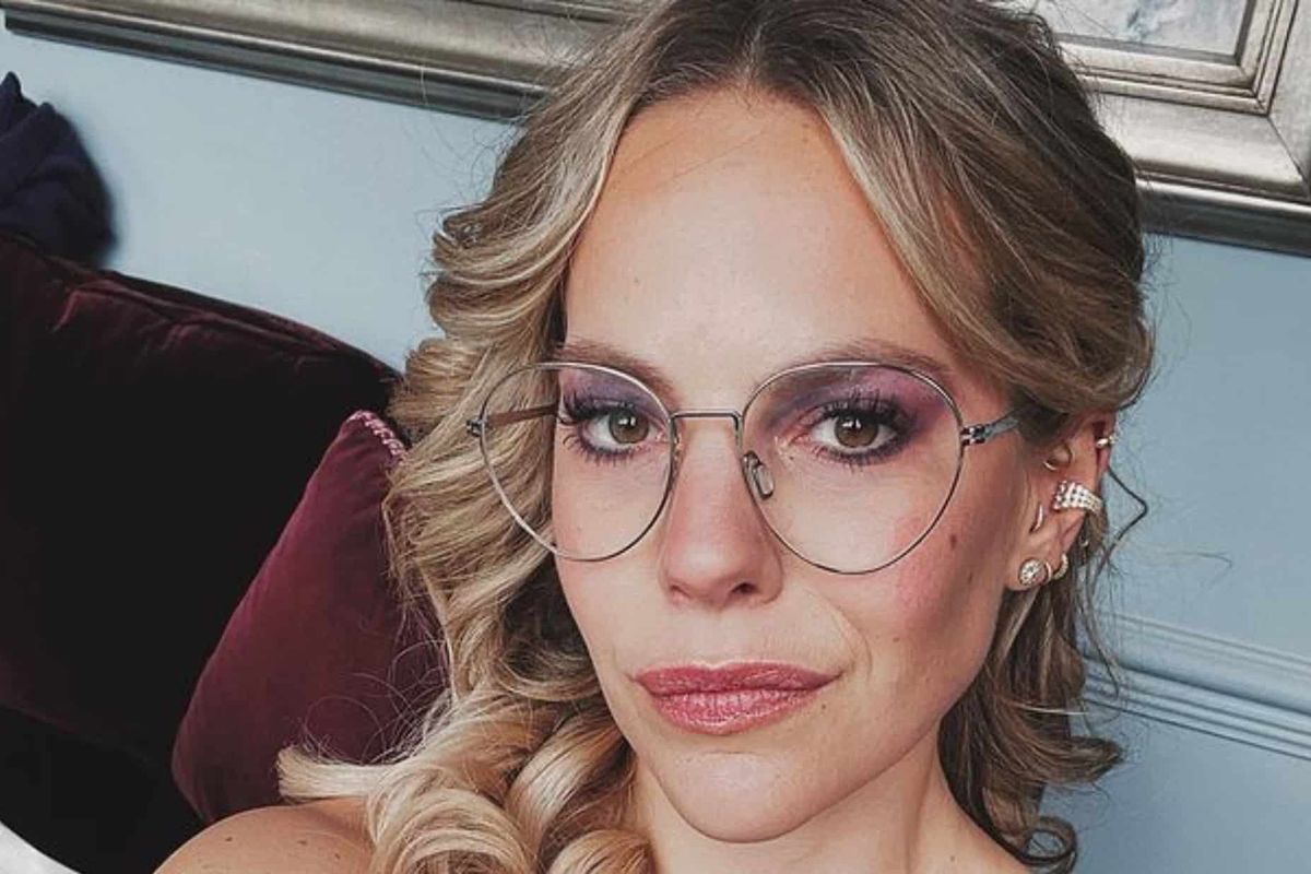 Eline De Munck laat wel heel diep in haar decolleté kijken: "OnlyFans?"