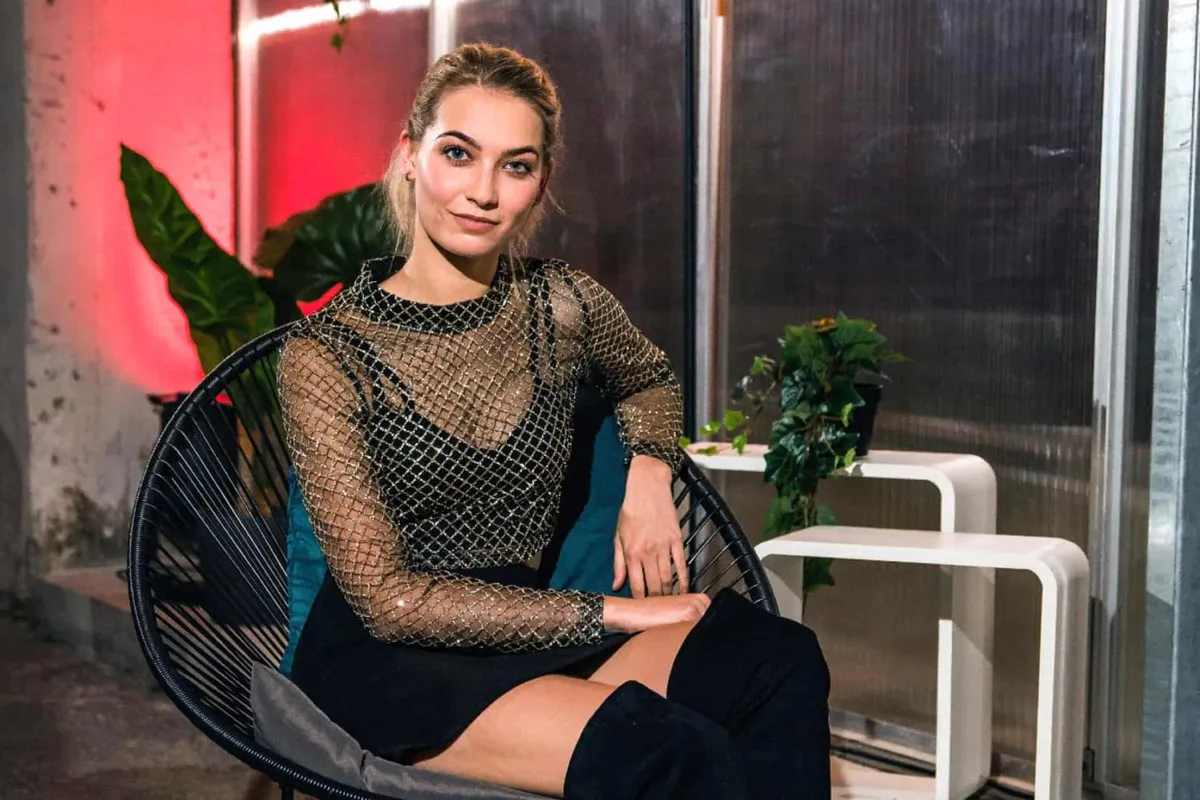 'Lisa'-actrice Tinne Oltmans laat zich van haar meest sexy kant zien op ...