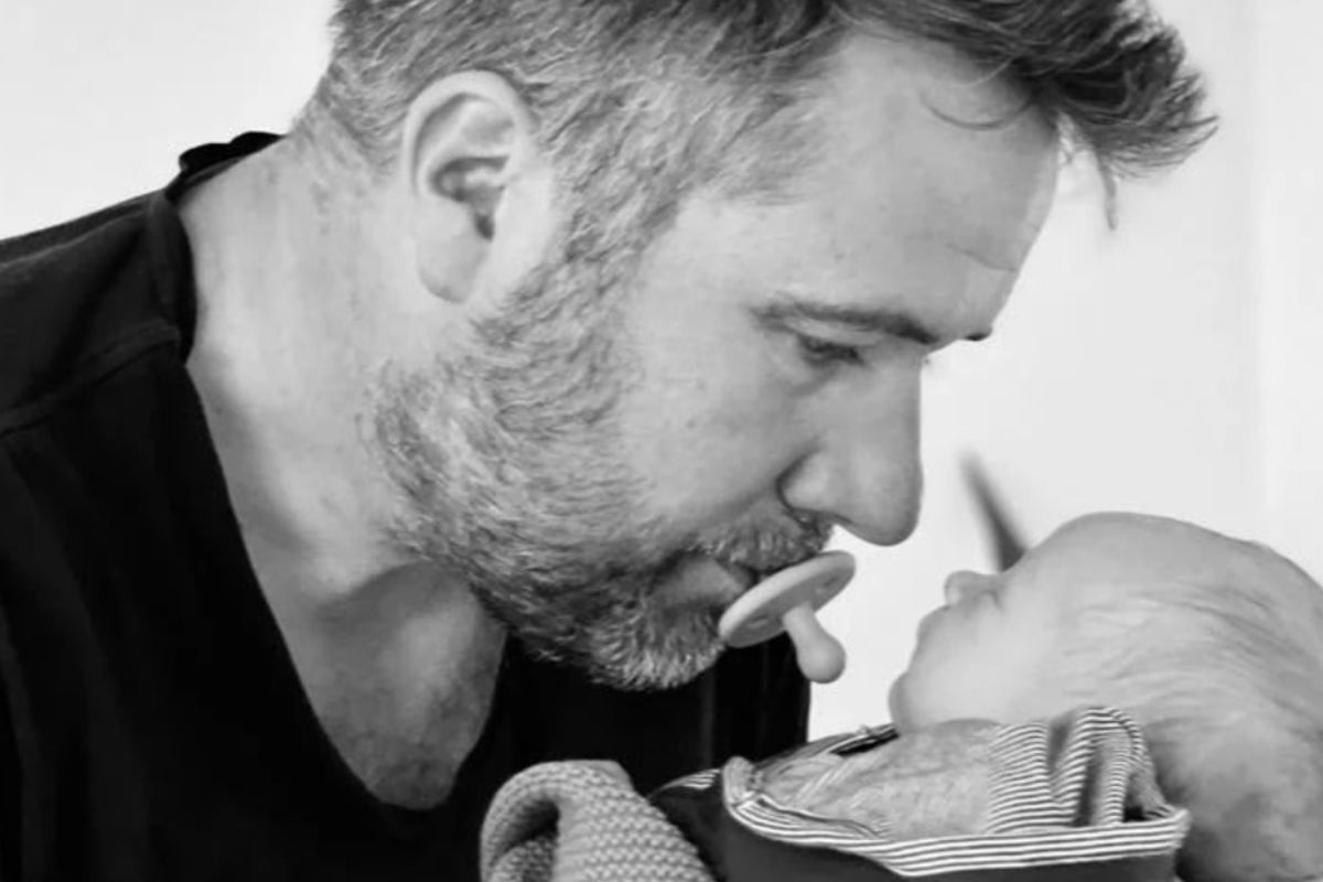 'Thuis'-acteur Raf Jansen eerlijk over het vaderschap: "Zo'n papa wil ...