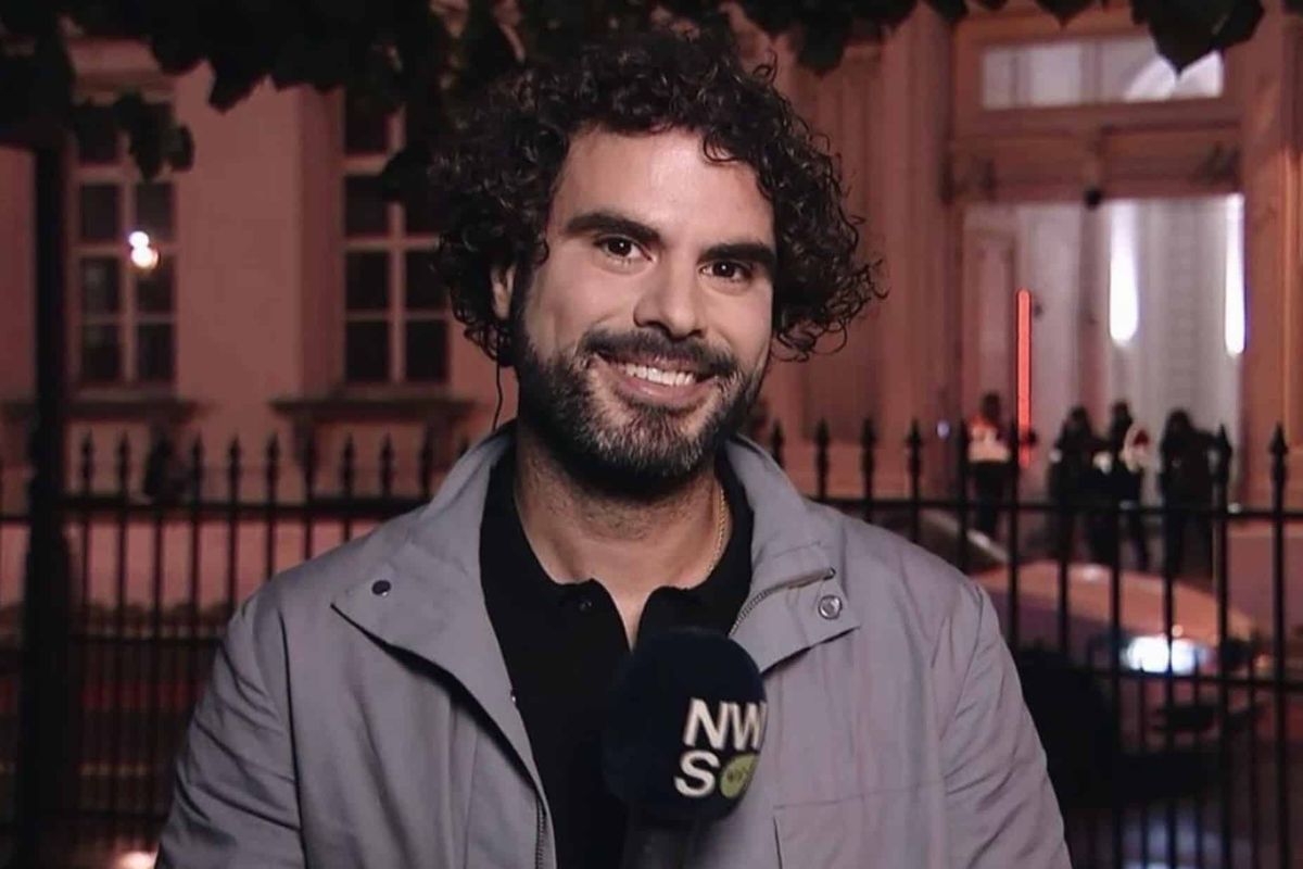VRT-nieuwsanker Riadh Bahri heeft wat te vieren met zijn man Niels