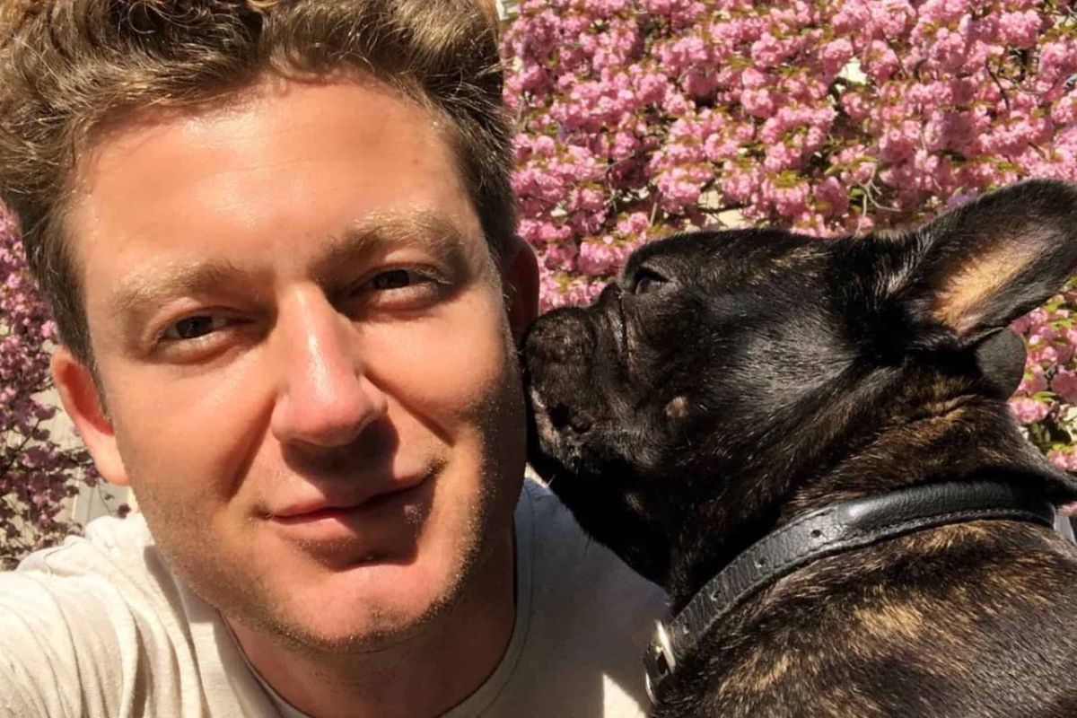 Jani Kazaltzis poseert voor het eerst samen met zijn nieuwe vlam ...