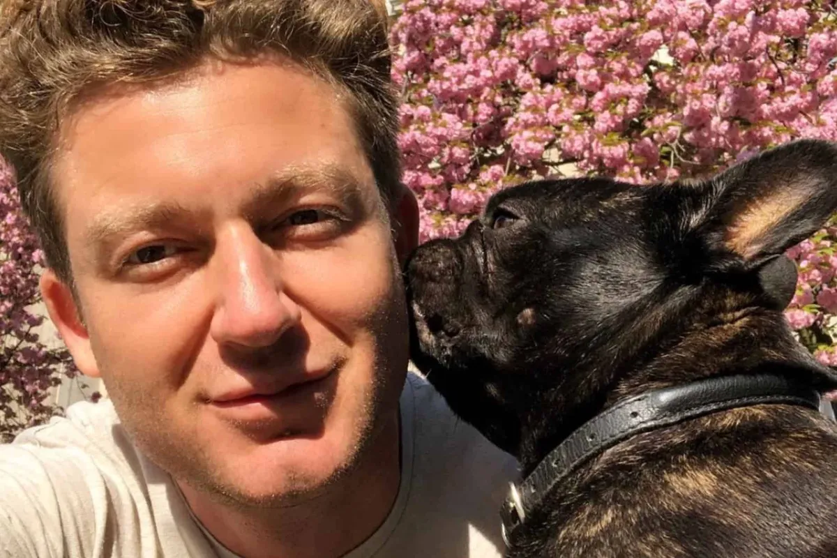 Jani Kazaltzis poseert voor het eerst samen met zijn nieuwe vlam ...