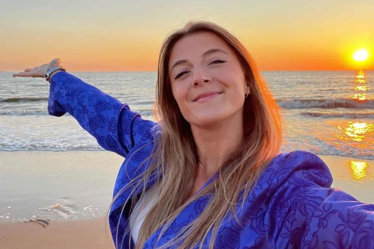 Jamie-Lee Six doet monden openvallen met blote buik op zwoele ...