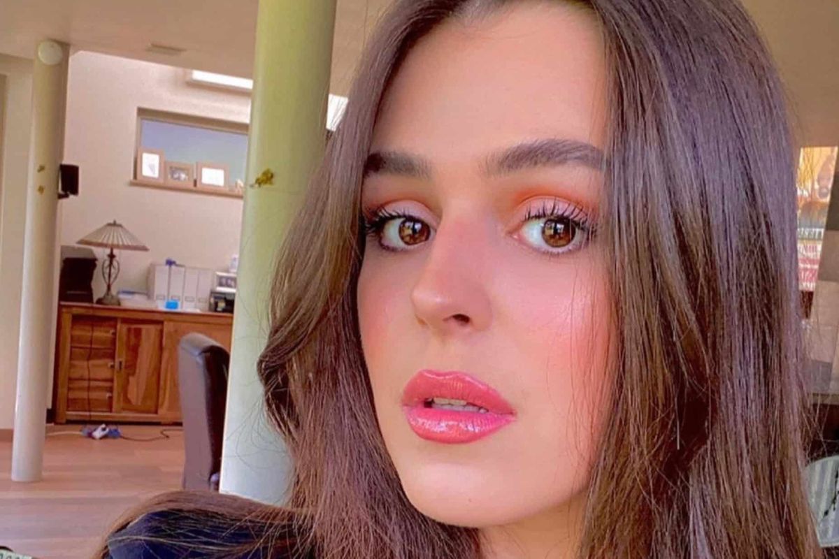 Emi uit 'Boer zkt Vrouw' eet frietjes in lingerie: "Sexy vrouw"