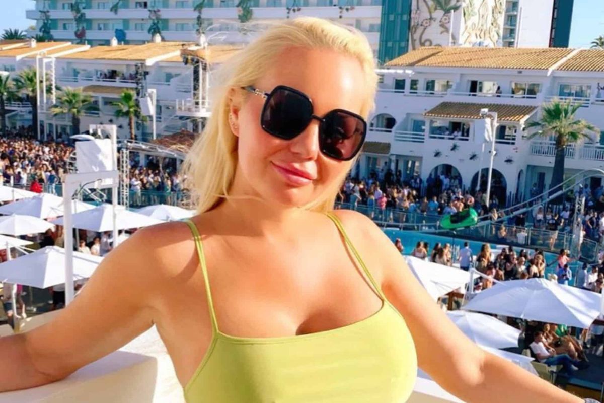 Lesley-Ann Poppe doet temperatuur weer stijgen met topless foto op het strand: "Wauw, lekker ding"