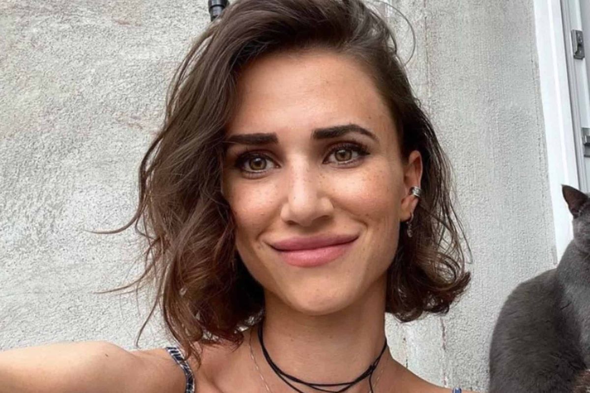 Lize Feryn laat wel heel veel bloot zien in doorschijnende lingerieset ...