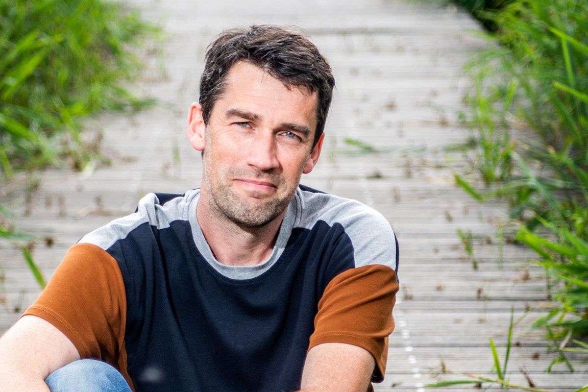 Nieuwsanker Freek Braeckman erg aangedaan door wat hij te horen krijgt ...