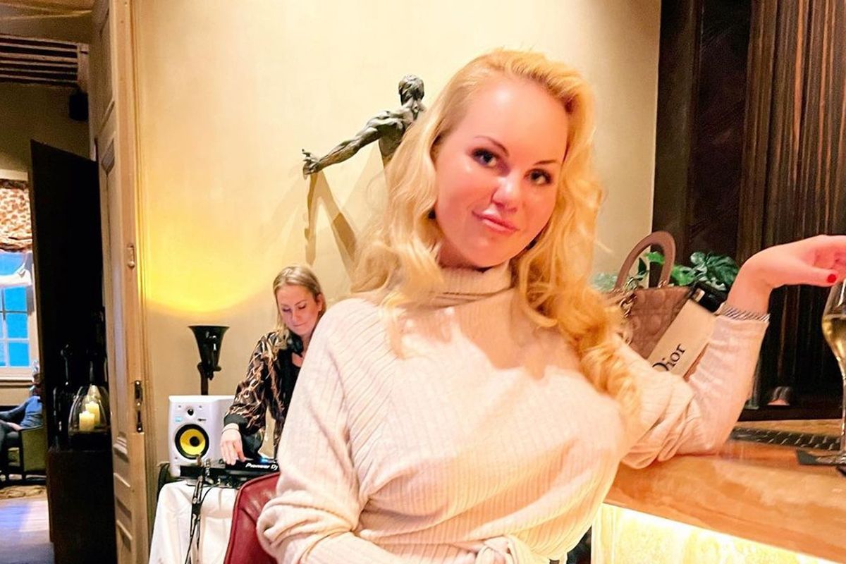 Lesley-Ann Poppe showt haar rondingen in strak sportsetje en lokt zo ...