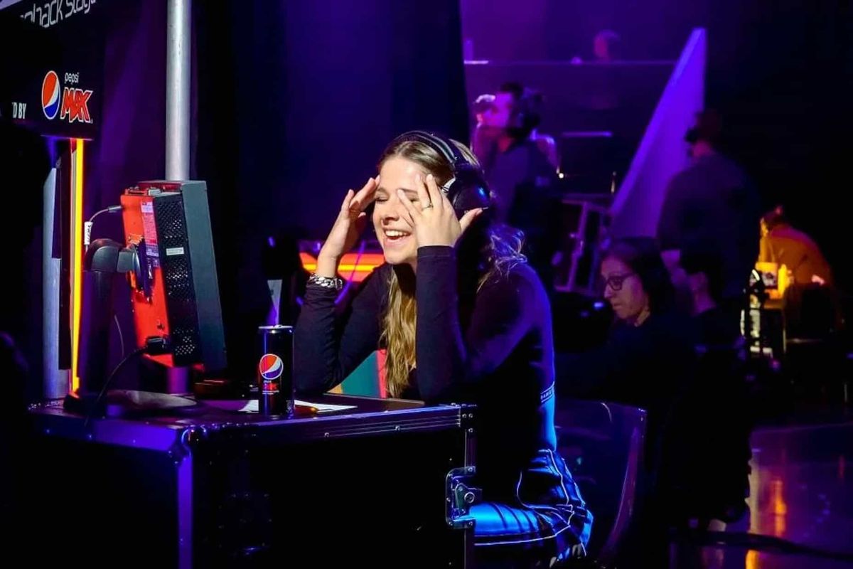 Zangeres Laura Tesoro verrast iedereen en gooit het over een compleet ...