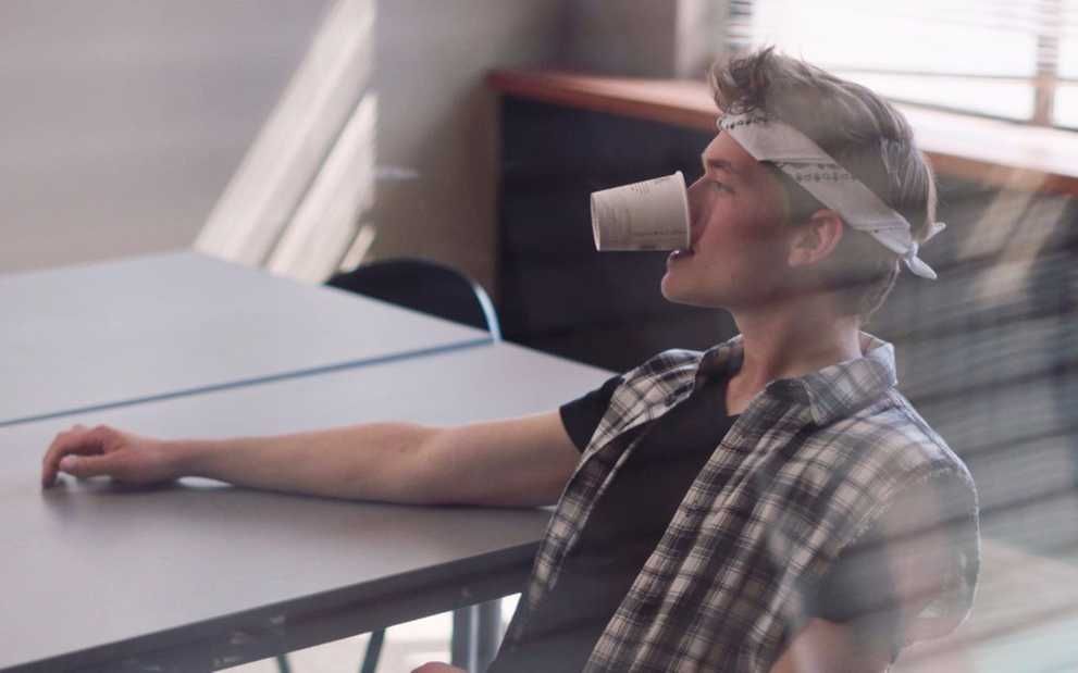 Acteur Bram Spooren verklapt: “Dit gaat Ilias nog vaak doen in ‘Thuis’"