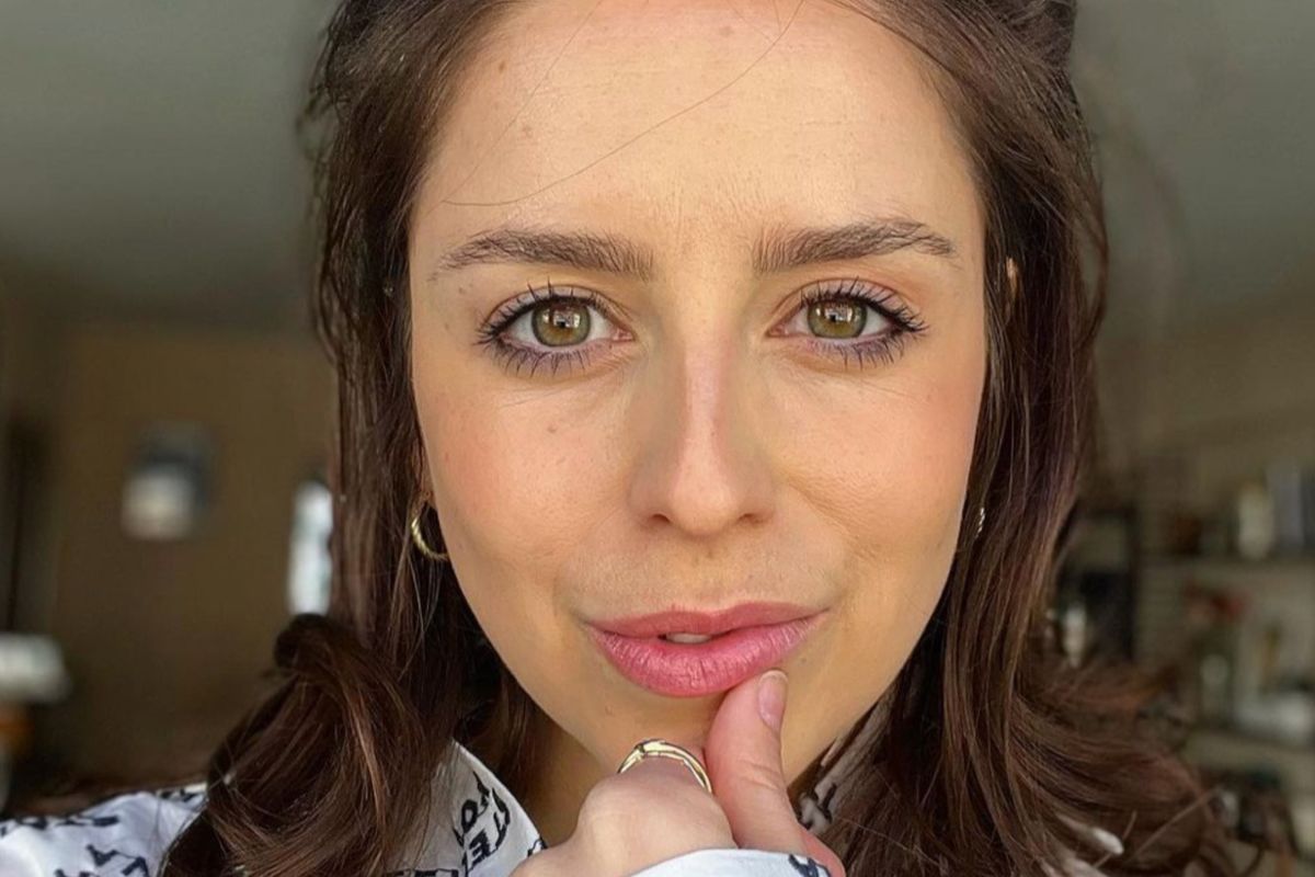 'Thuis'-actrice Lynn Van den Broeck geeft heel haar boezem prijs