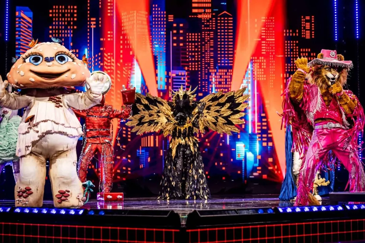 "Dit beeld uit 'Behind The Mask' verraadt identiteit in 'The Masked ...