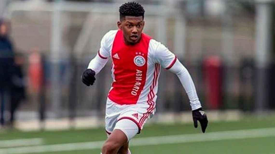 Done deal: Jeugdinternational Ajax zet handtekening onder contract bij ...