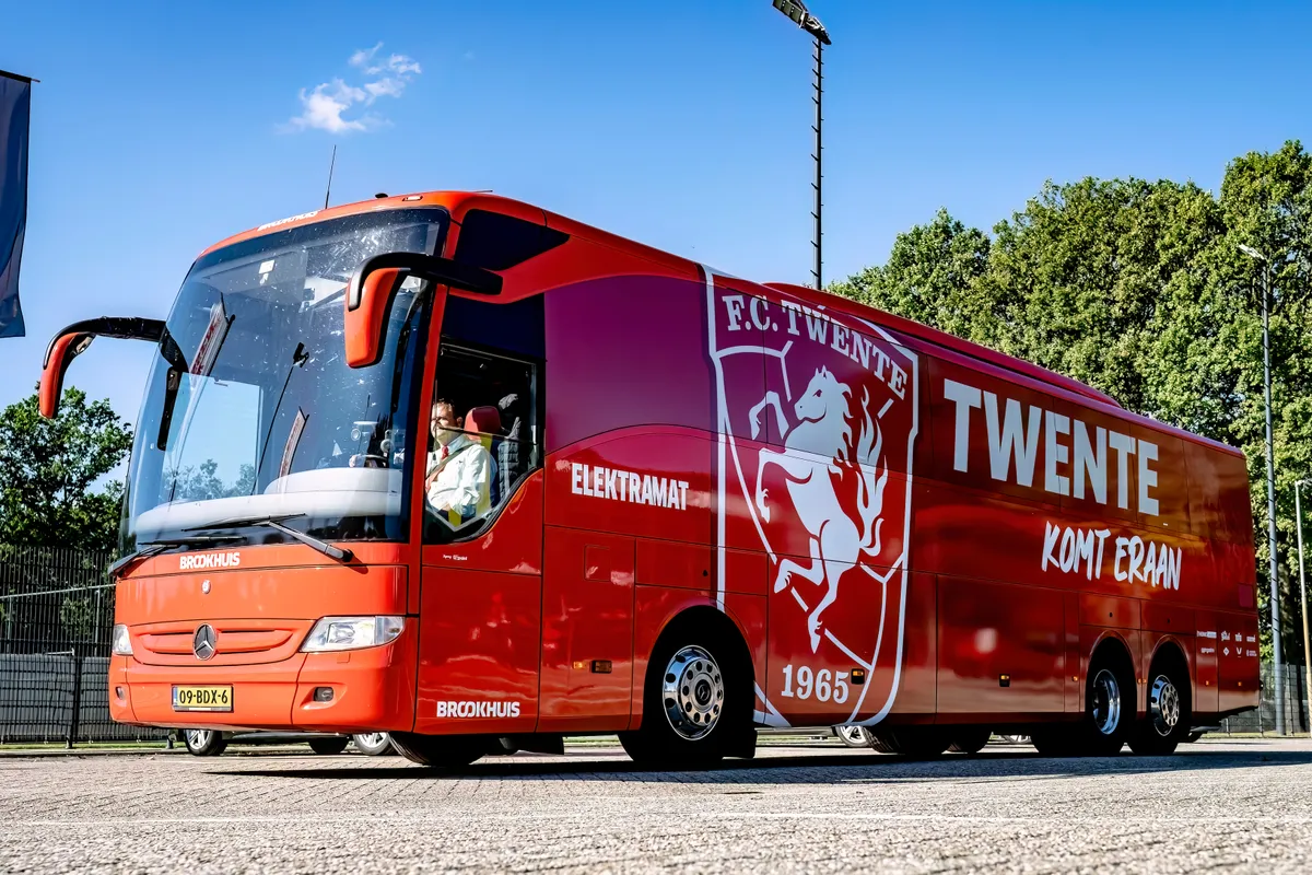 Foto's: Selectie FC Twente vertrekt vanaf Twente Airport naar Salzburg ...