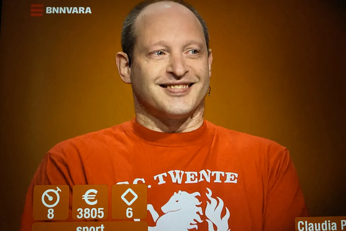 Prachtig! Enschedeër wint televisiequiz in Twente-shirt: "Heeft geluk ...
