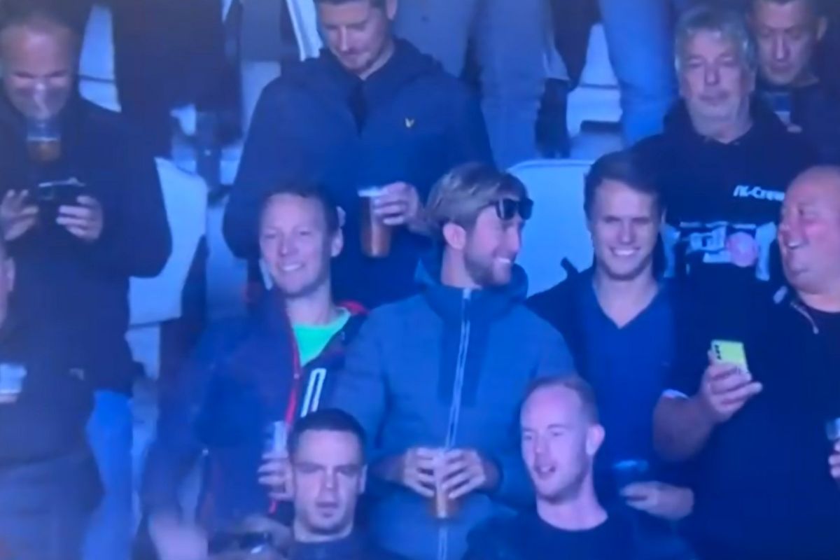 Schitterend! Vlap duikt op tussen de Twente-supporters in het uitvak