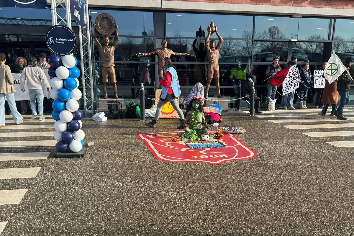 Actievoerders Extinction Rebellion blokkeren hoofdingang Grolsch Veste ...