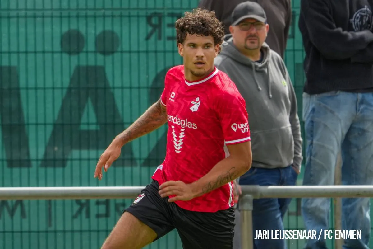 Mesbahi debuteert direct bij FC Emmen: Verdediger en trainer reageren ...