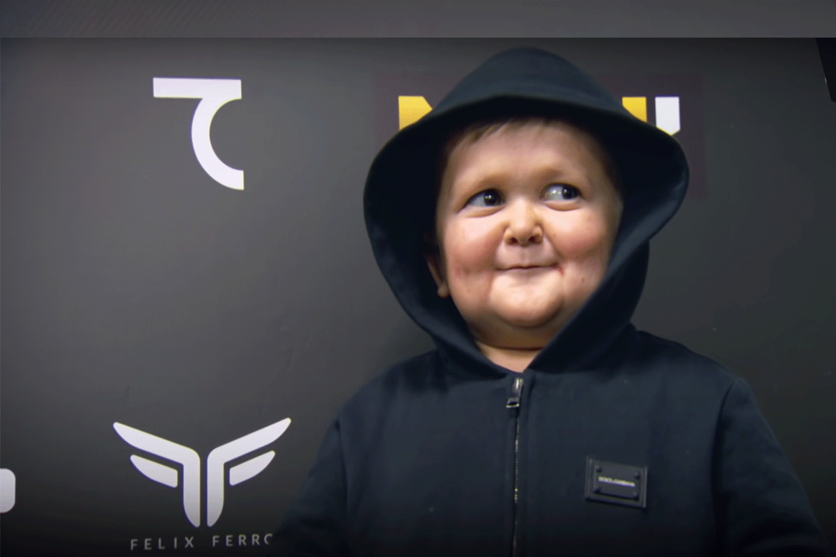 1 meter hoge Hasbulla slaat erop in UFC-debuut! 'Geen kans' (video)