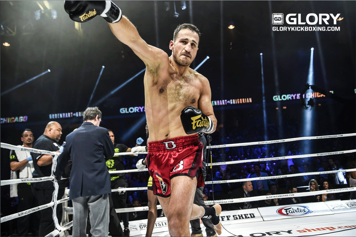 Wereldkampioen Harut Grigorian traint met jeugd kickboks talent Amira Tahri