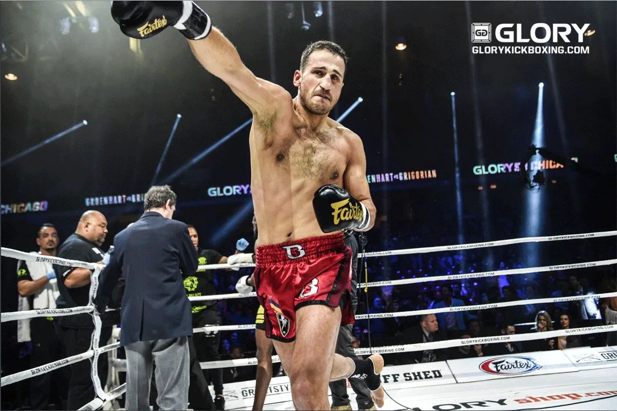 Wereldkampioen Harut Grigorian traint met jeugd kickboks talent Amira ...