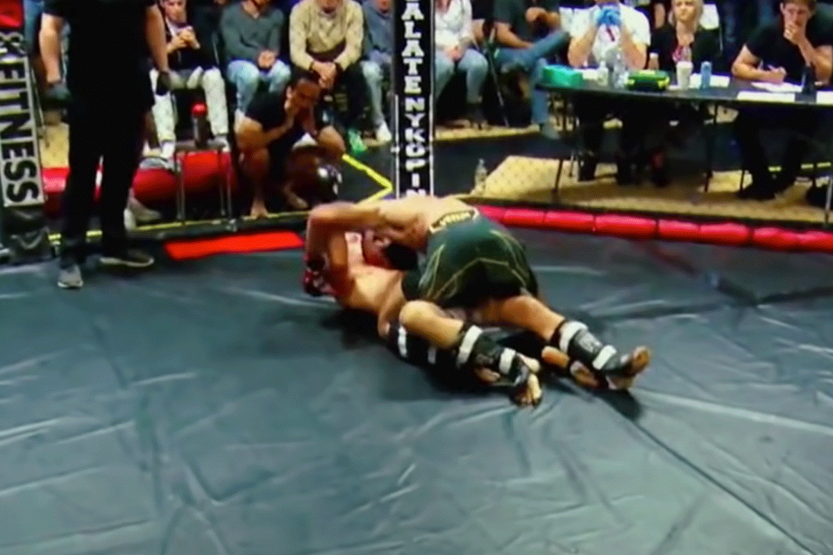 Karateka niks waard in MMA-gevecht: 'Slechts 30 dagen getraind' (video)