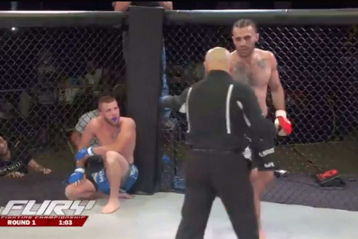 Time Out! Bizar incident tijdens MMA-gevecht (video)