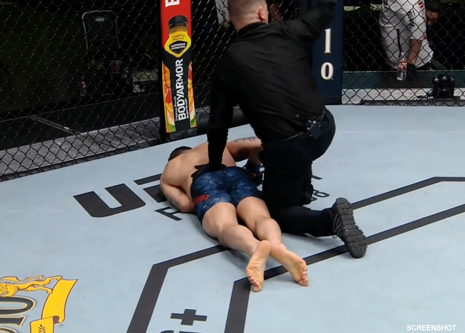 Super knock-out maakt snel einde aan MMA-gevecht (video)