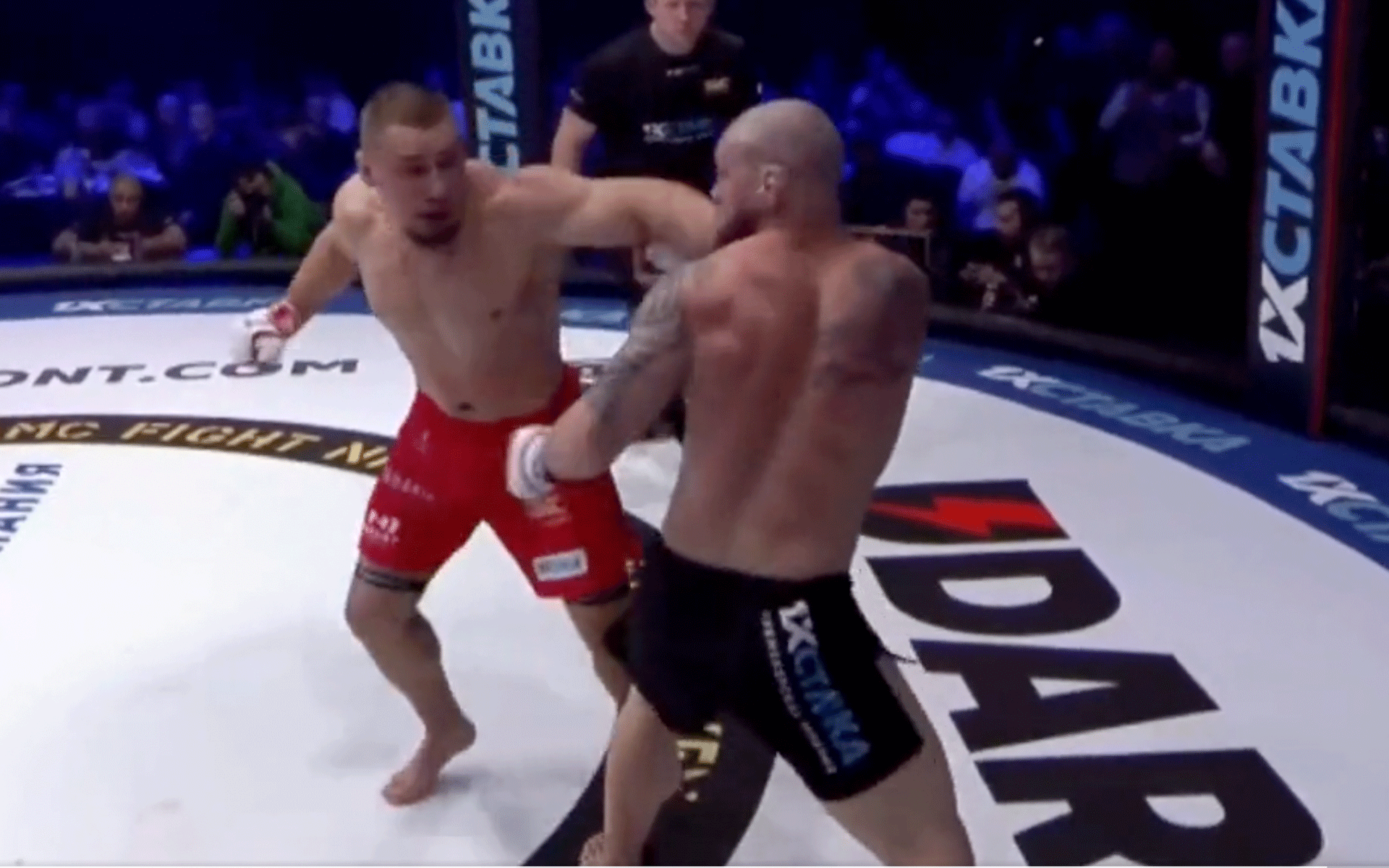 MMA-vechter Aryshev slaat rivaal letterlijk van zijn sokken