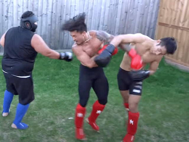 TUINFEESTJE: Prof MMA-vechter knokt 2 tegen 1 (video)