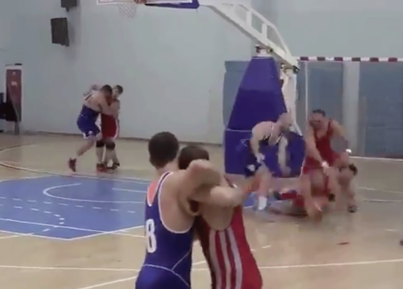 Regball: Worstel-basketballen op z'n Russisch (video)