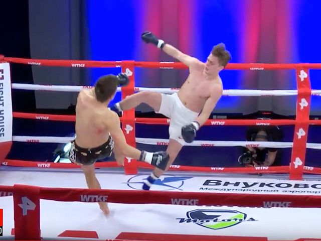 WOW: Zo klinkt dus een High Kick Knock-out in een lege zaal