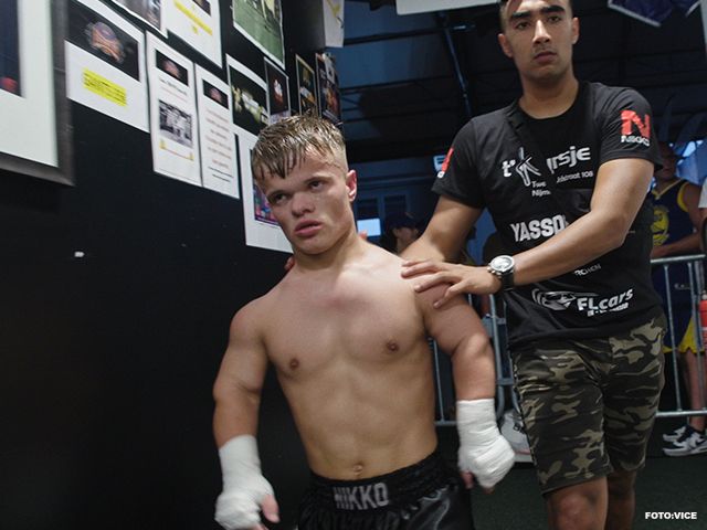 LILLIPUTTER MET BALLEN: 'Wopke de kickbokser van 1.35 meter'