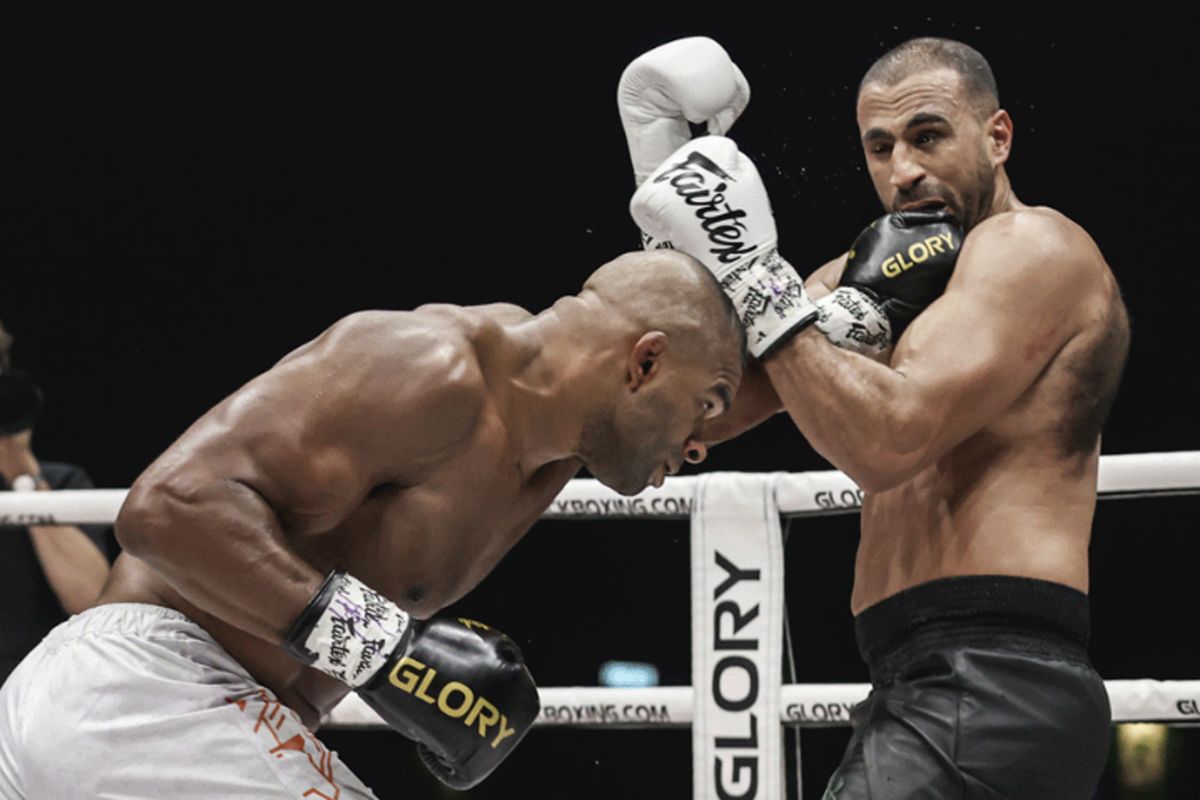Alistair Overeem in de hoek van McSweeney tijdens Badr Hari gevecht ...