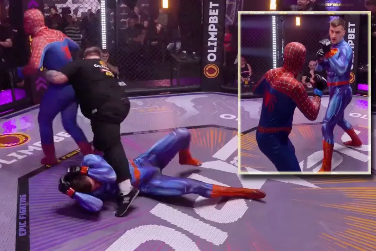 Backflippende Spiderman beukt Superman zwaar onderuit in MMA-kooi ...