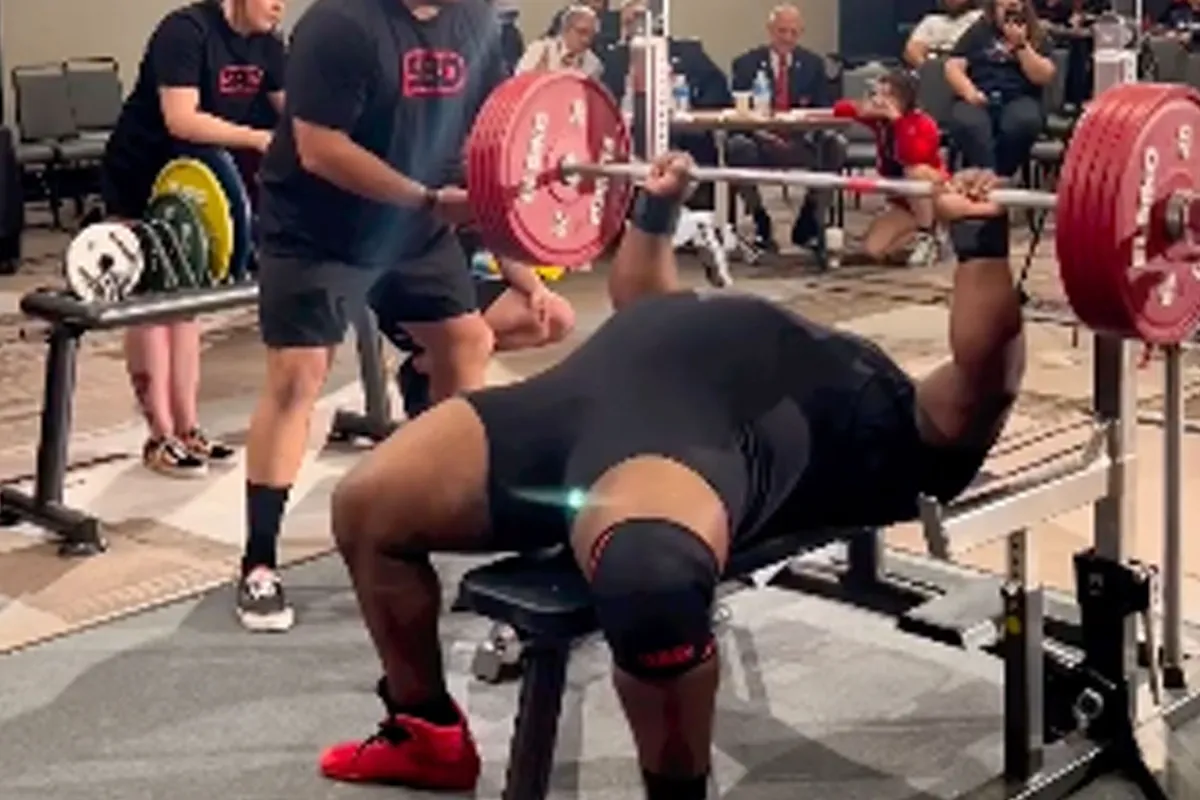 1.000 Kilo! Superzware powerlifter Ray Williams blijft onverslaanbaar ...