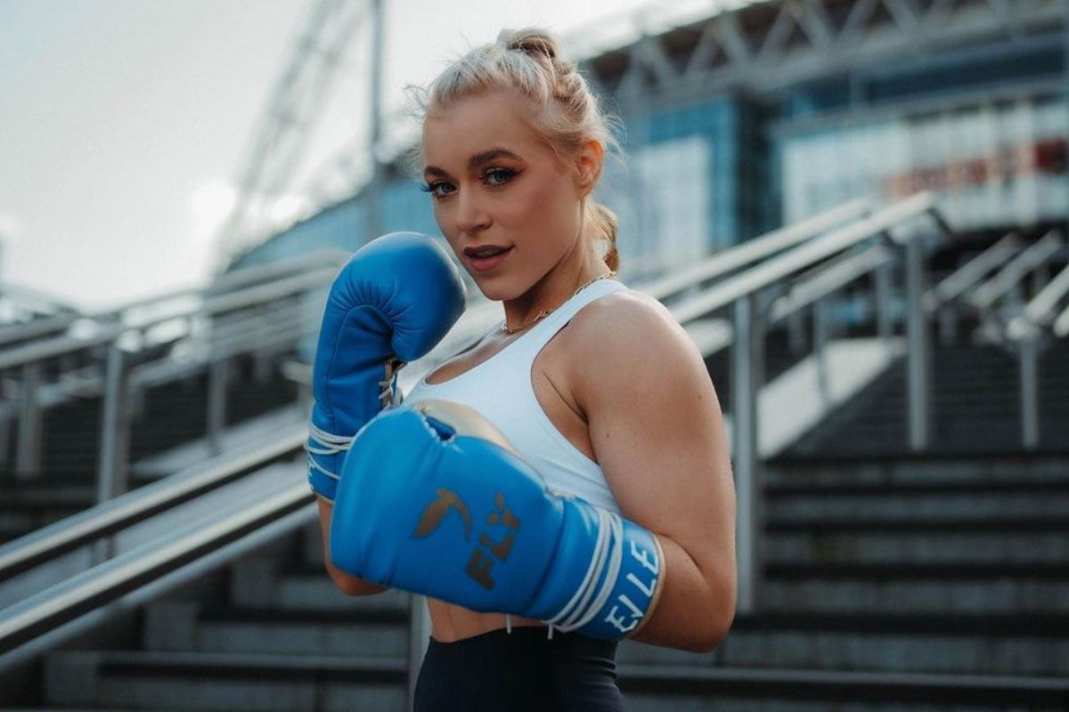 Volledig naakte boksster Elle Brooke poseert met bokskampioensriem ...