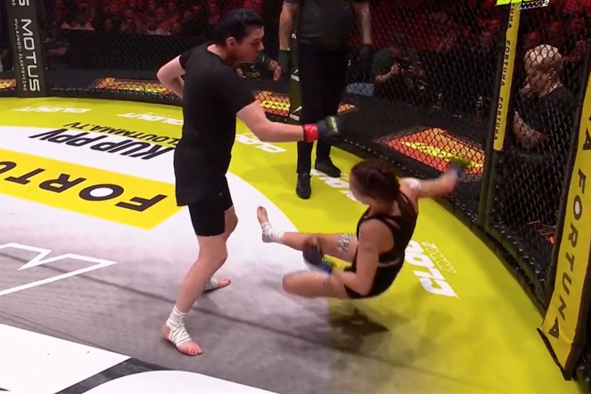Moeder slaat ex-vriendin zoon knock-out tijdens MMA-gevecht in Polen ...