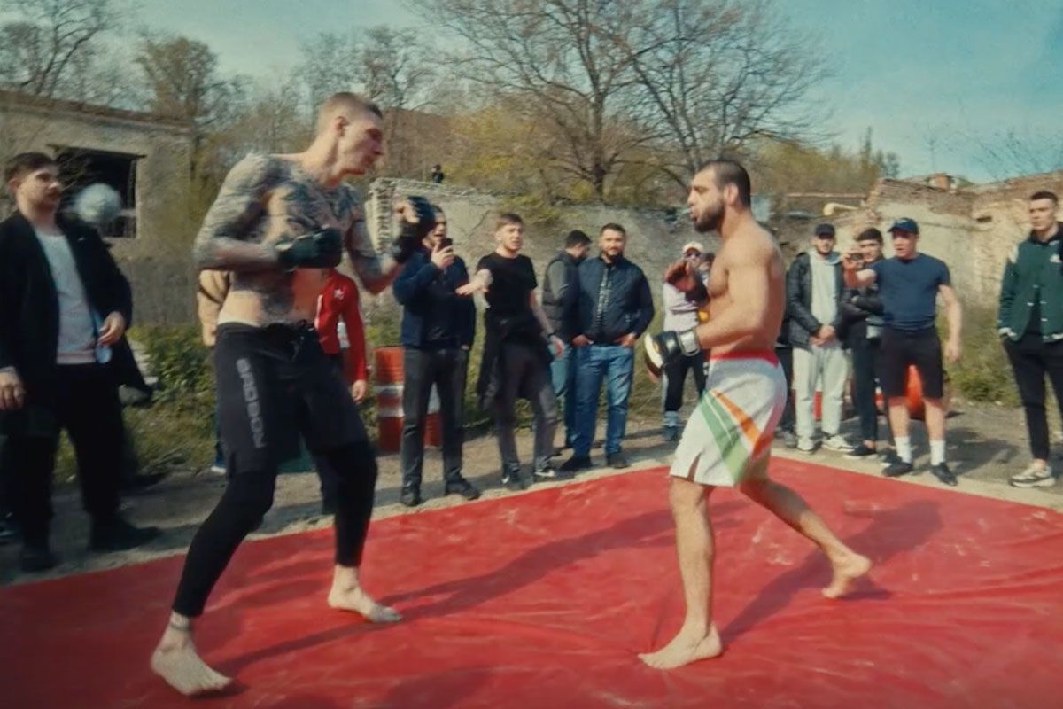 🎥 'Nooit je vriendin meenemen als je moet vechten!' Kickbokser gaat ...