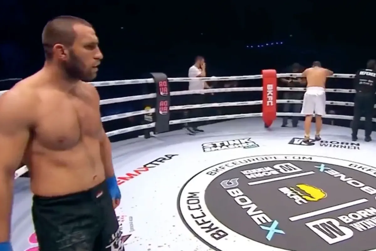 🎥 Zelden gezien: Bizarre afloop van MMA gevecht in Bulgarije ...