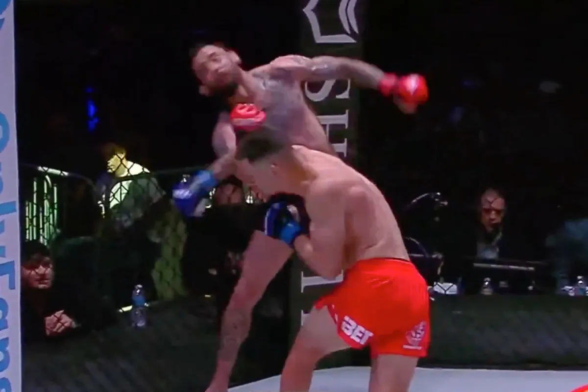 🎥 Bizar moment bij MMA-gevecht! Verdwaasde vechter ziet spoken ...