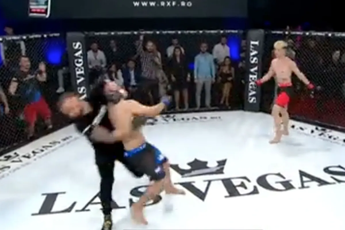 Scheidsrechter flipt uit tijdens influencer MMA gevecht (video ...