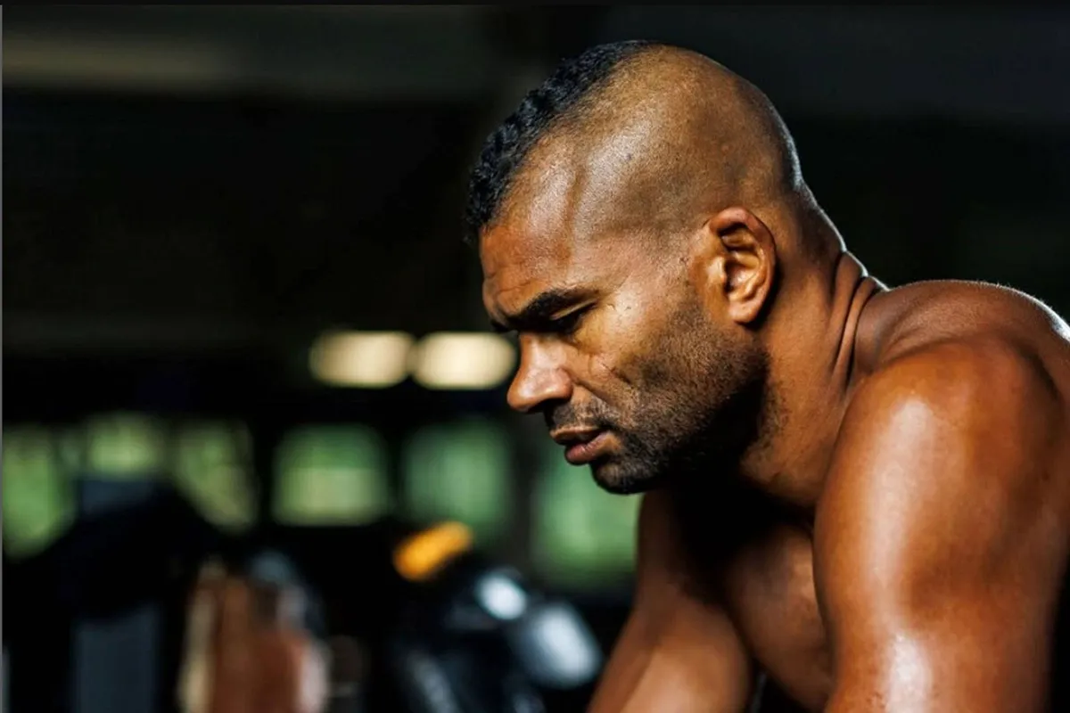 Schokkende video! Vechtlegende Overeem toont gruwelijke wond na gevecht ...