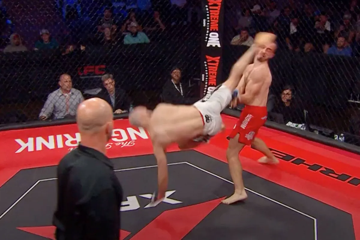 Dit is next level! MMA-debutant trapt tegenstander de lucht in ...