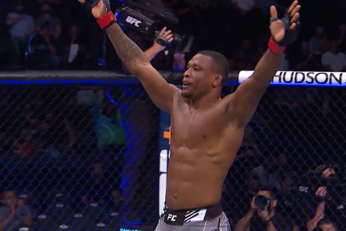 ‘Wat doet de UFC hier?’ Titelfavoriet Jailton Almeida ontslagen ...