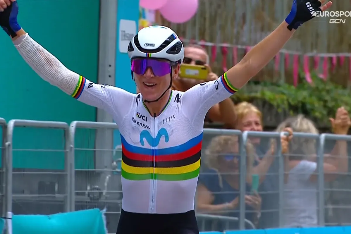 Van Vleuten terug in topvorm met machtige solozege in Giro: 'Livigno is ...