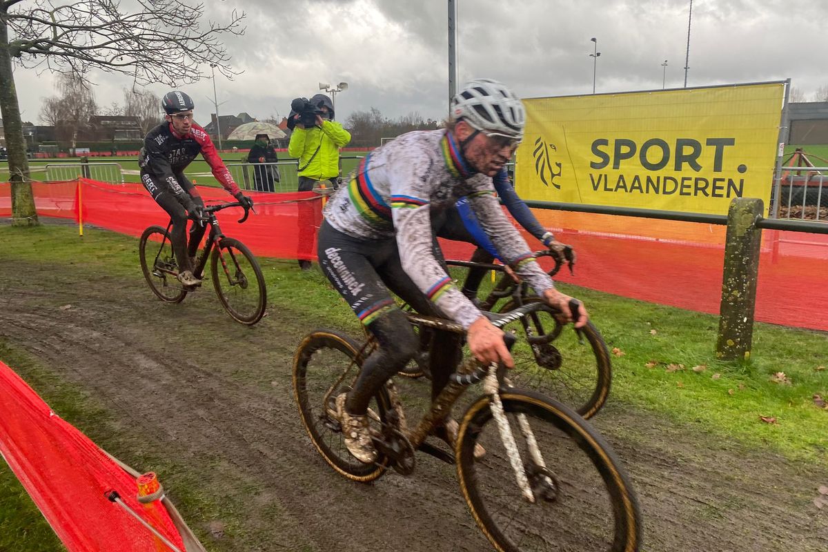 Van der Poel werkt náást crossen ook nog stevige duurtrainingen af: 'We ...